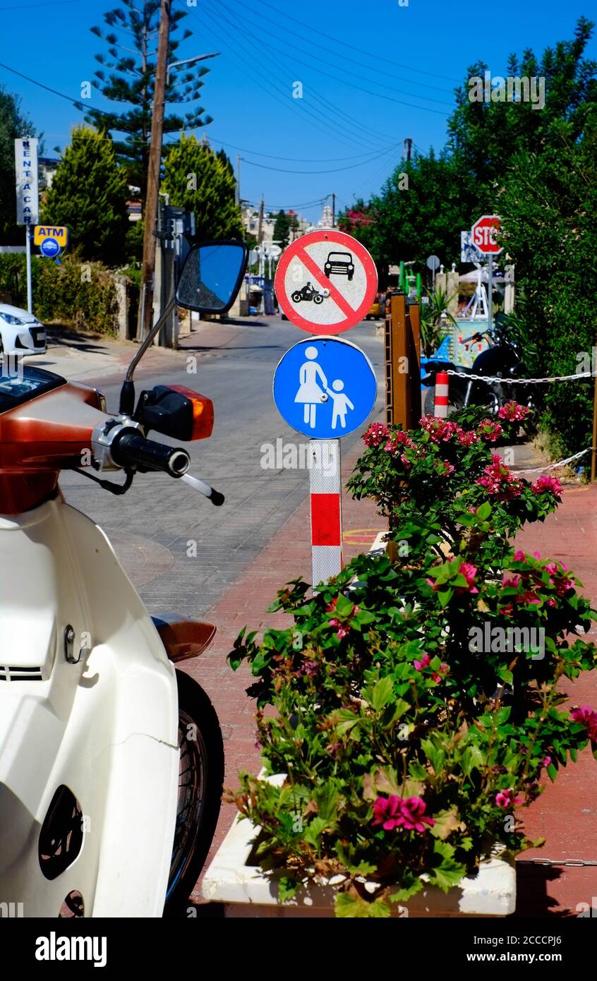 Greek road signs -Fotos und -Bildmaterial in hoher Auflösung – Alamy