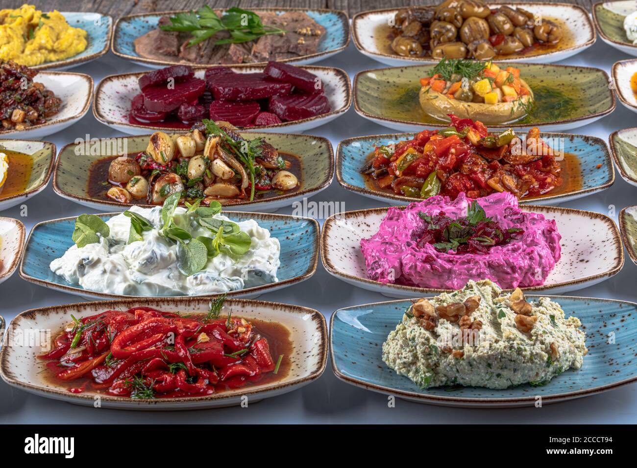 Traditionelles türkisches und griechisches Abendessen am Meze-Tisch ...