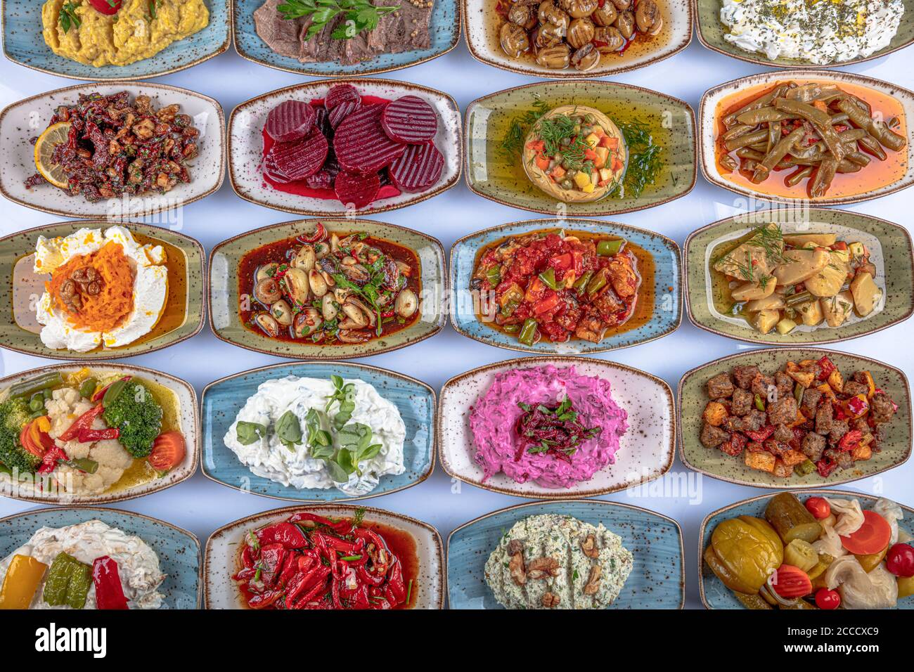 Traditionelles türkisches und griechisches Abendessen am Meze-Tisch ...