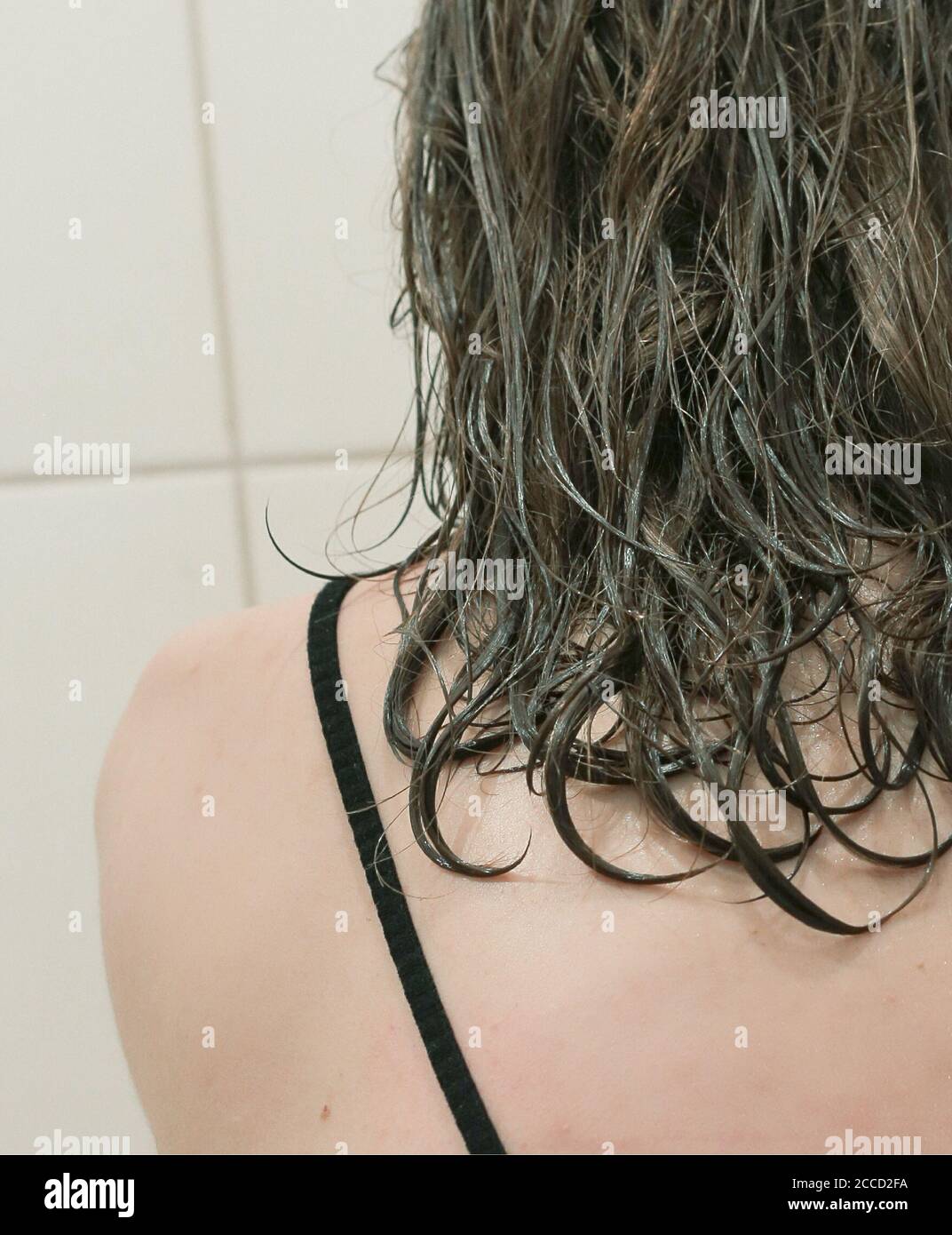 Nasse frisur -Fotos und -Bildmaterial in hoher Auflösung – Alamy
