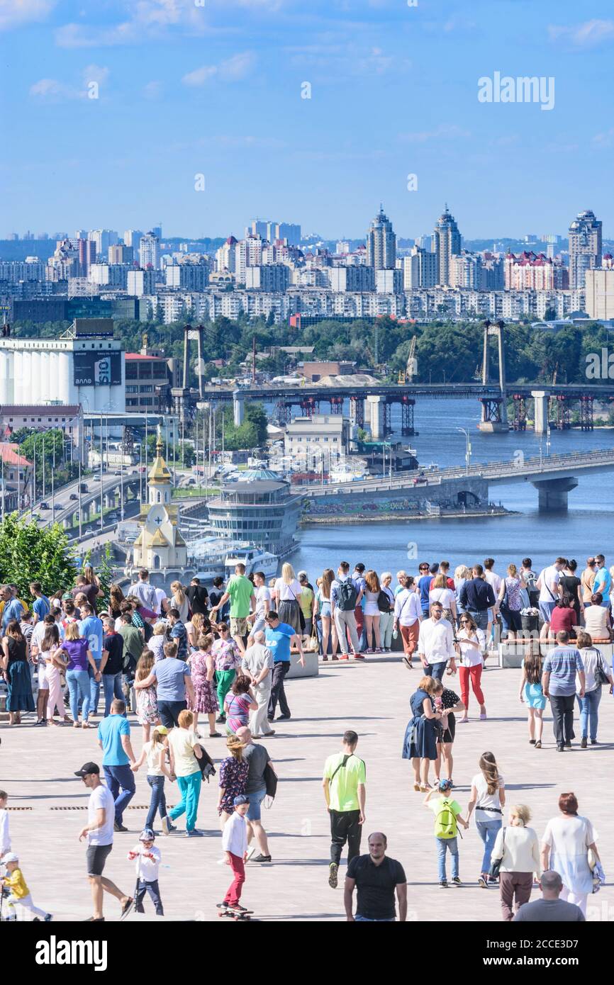 Kiew (Kiew), Aussichtsplattform am Völkerfreundschaftsbogen ...