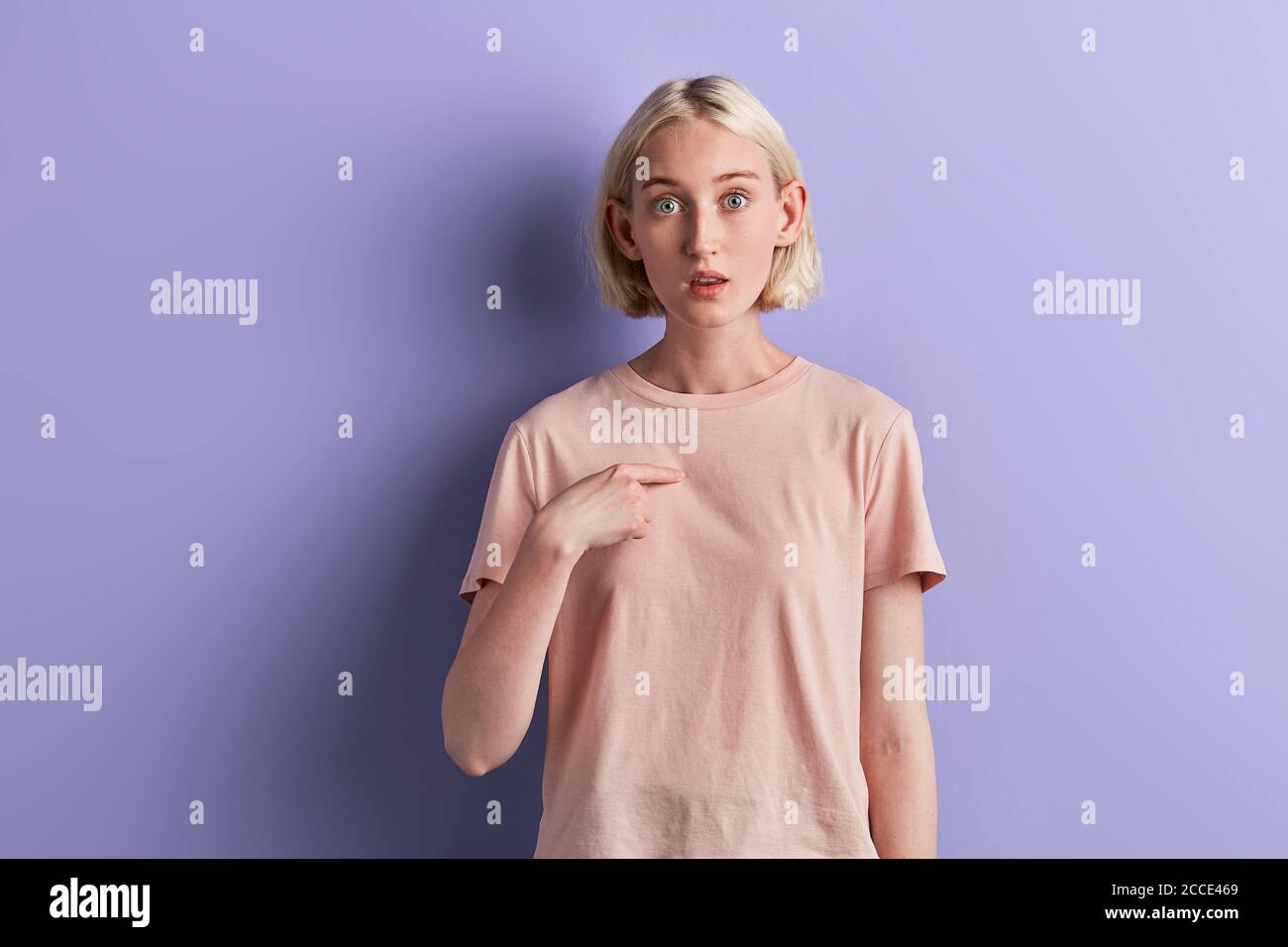 Überrascht emotionale junge Frau sprachlos, zeigt auf sich selbst ...
