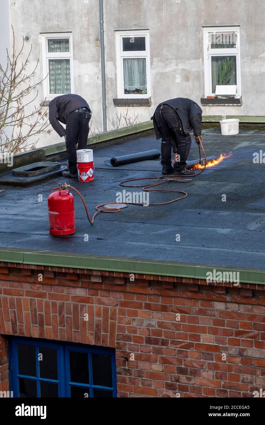 Dachdecker handwerk -Fotos und -Bildmaterial in hoher Auflösung – Alamy
