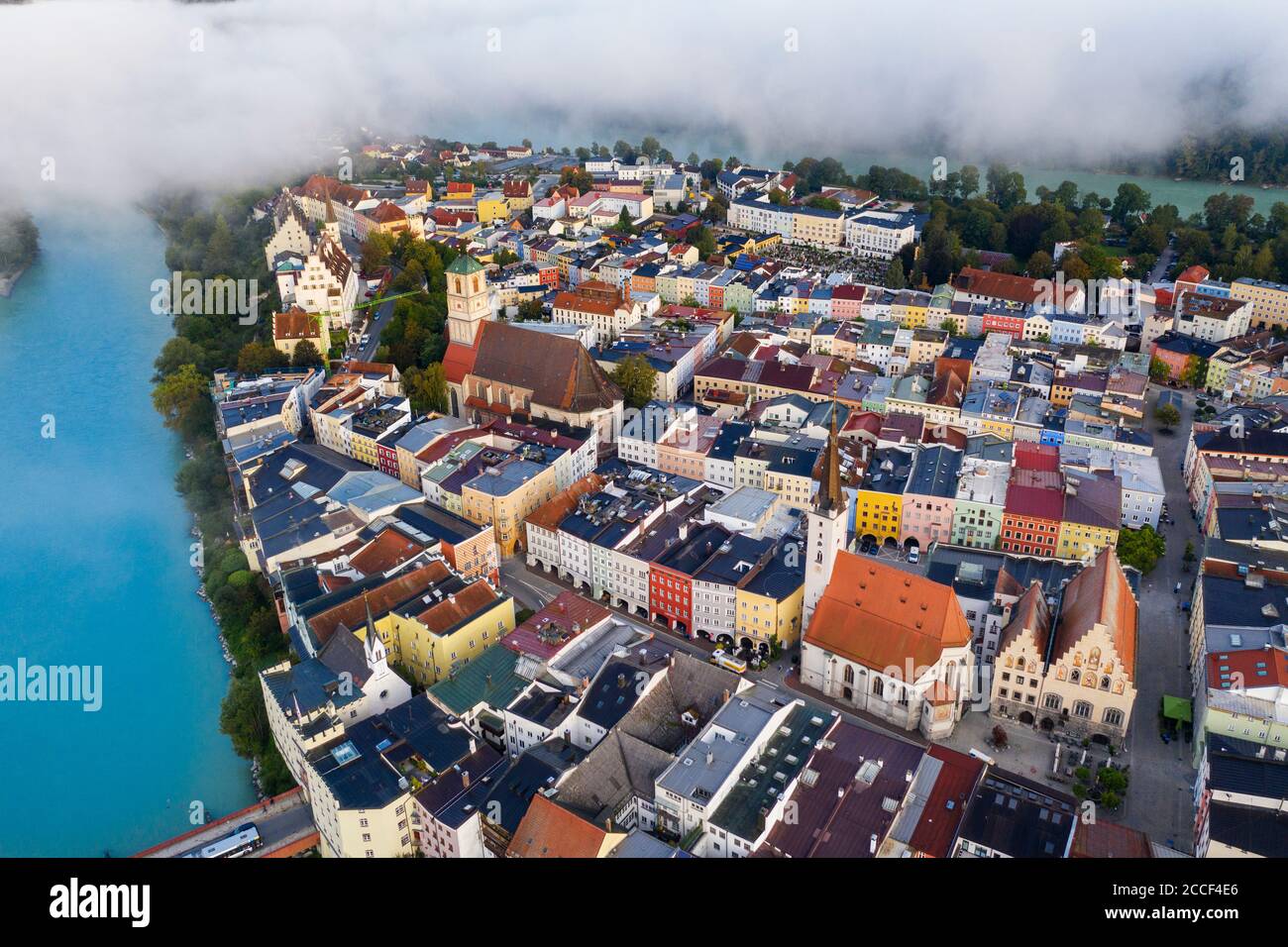 Altstadt in flussschleife vom gasthaus mit nebel Stockfotos und -bilder ...