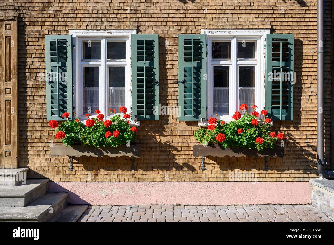 Fassade Mit Holzschindeln Stockfotos und -bilder Kaufen - Alamy