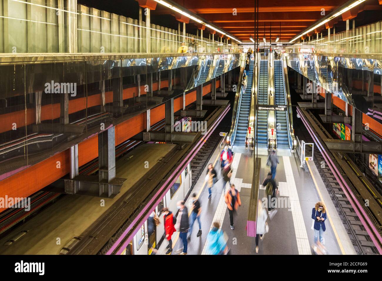 Wien, U-Bahnstation Schottentor der U2, U-Bahn 01. Altstadt, Wien ...