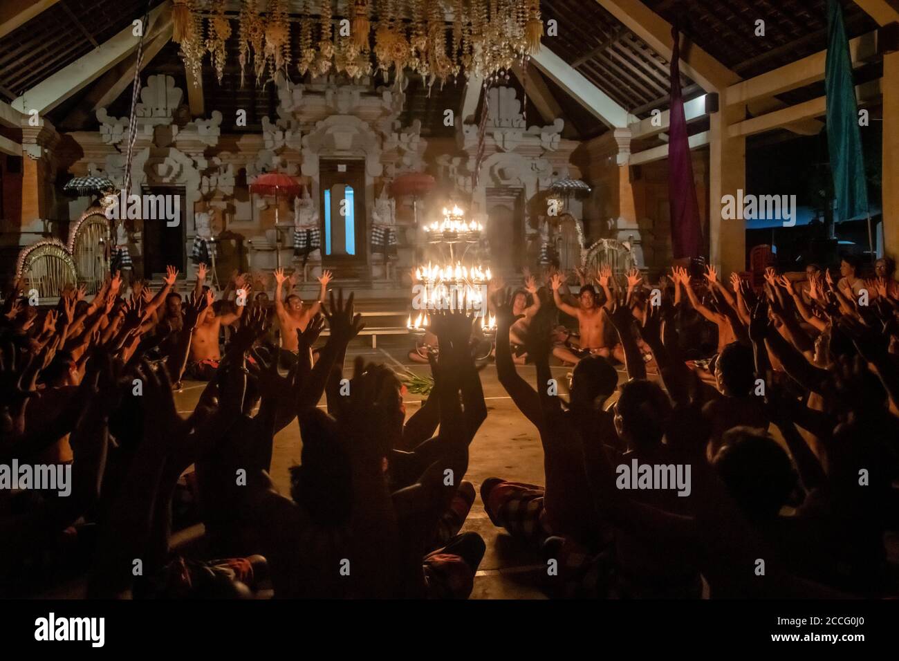 Die Aufführung wird als ‘Kecak Dance’ bezeichnet, ein lautbildender ...