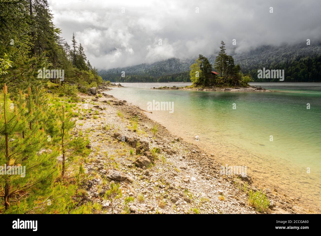 Eine kleine einsame Insel mit Blockhütte und rotem Dach, mitten im ...