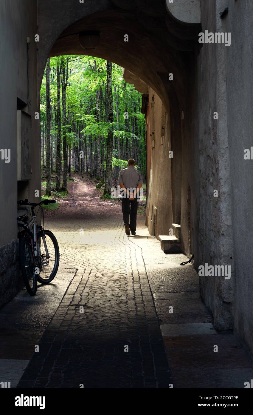 Der mensch geht weg -Fotos und -Bildmaterial in hoher Auflösung – Alamy