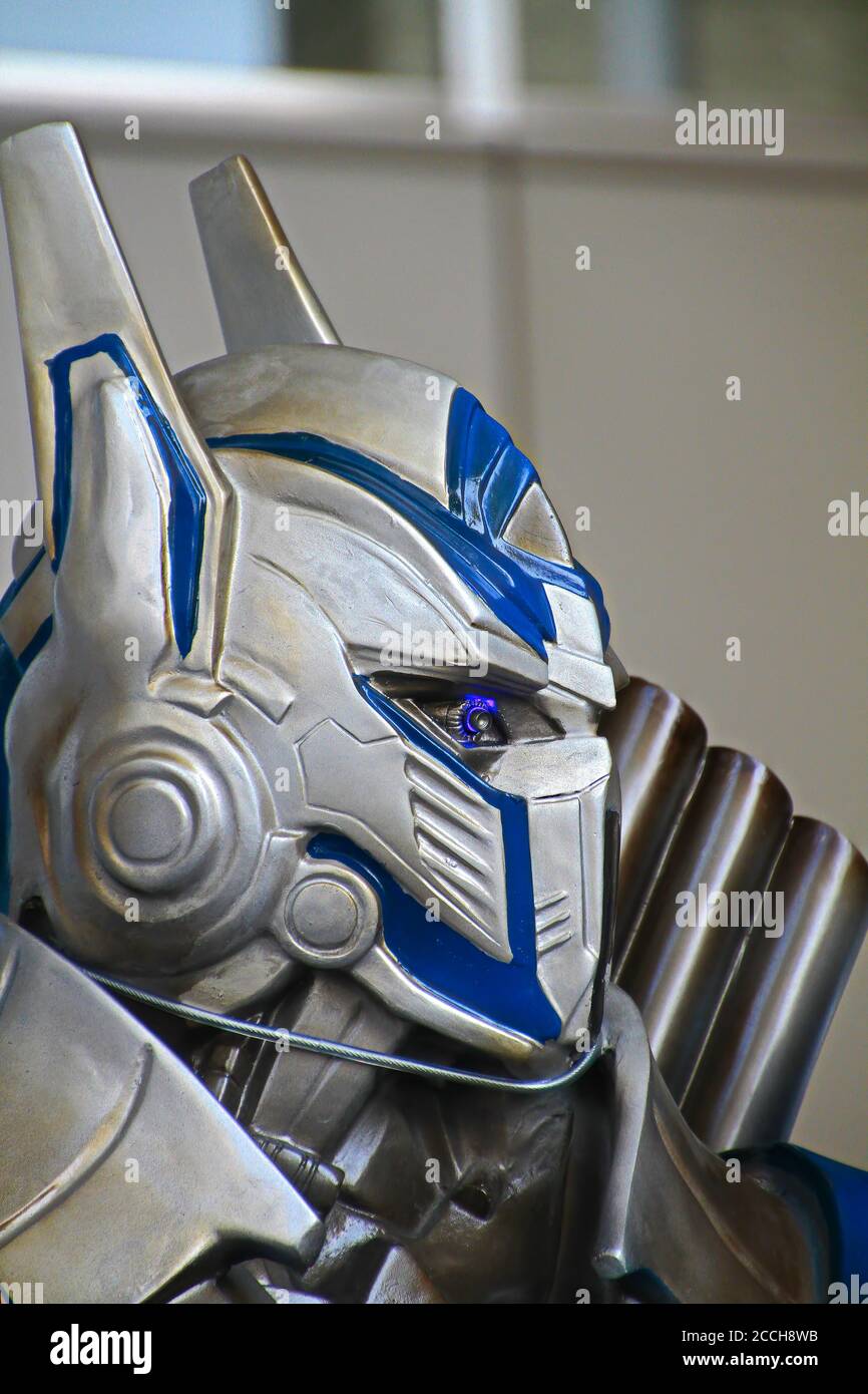 Die Replik des Optimus Prime Roboter Statue von Transformers Age of ...