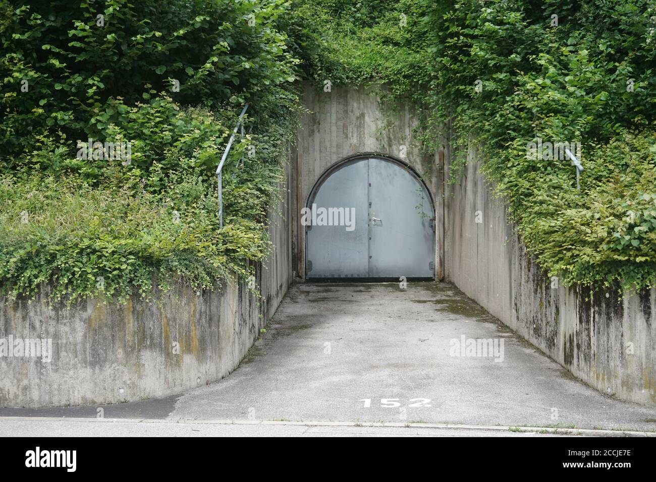 Bunker, Eingang, Bunkereingang, Eisen, Eisentür, Tor, Eisentor ...