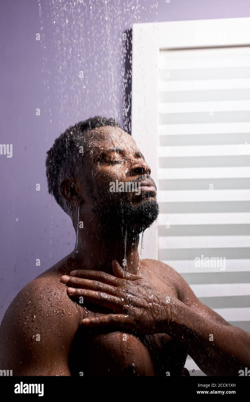 Mann unter der dusche mit shampoo -Fotos und -Bildmaterial in hoher Auflösung – Alamy