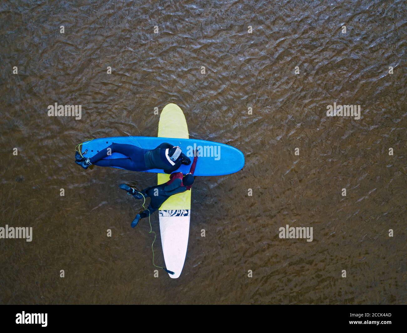 Zwei surfer im meer -Fotos und -Bildmaterial in hoher Auflösung – Alamy