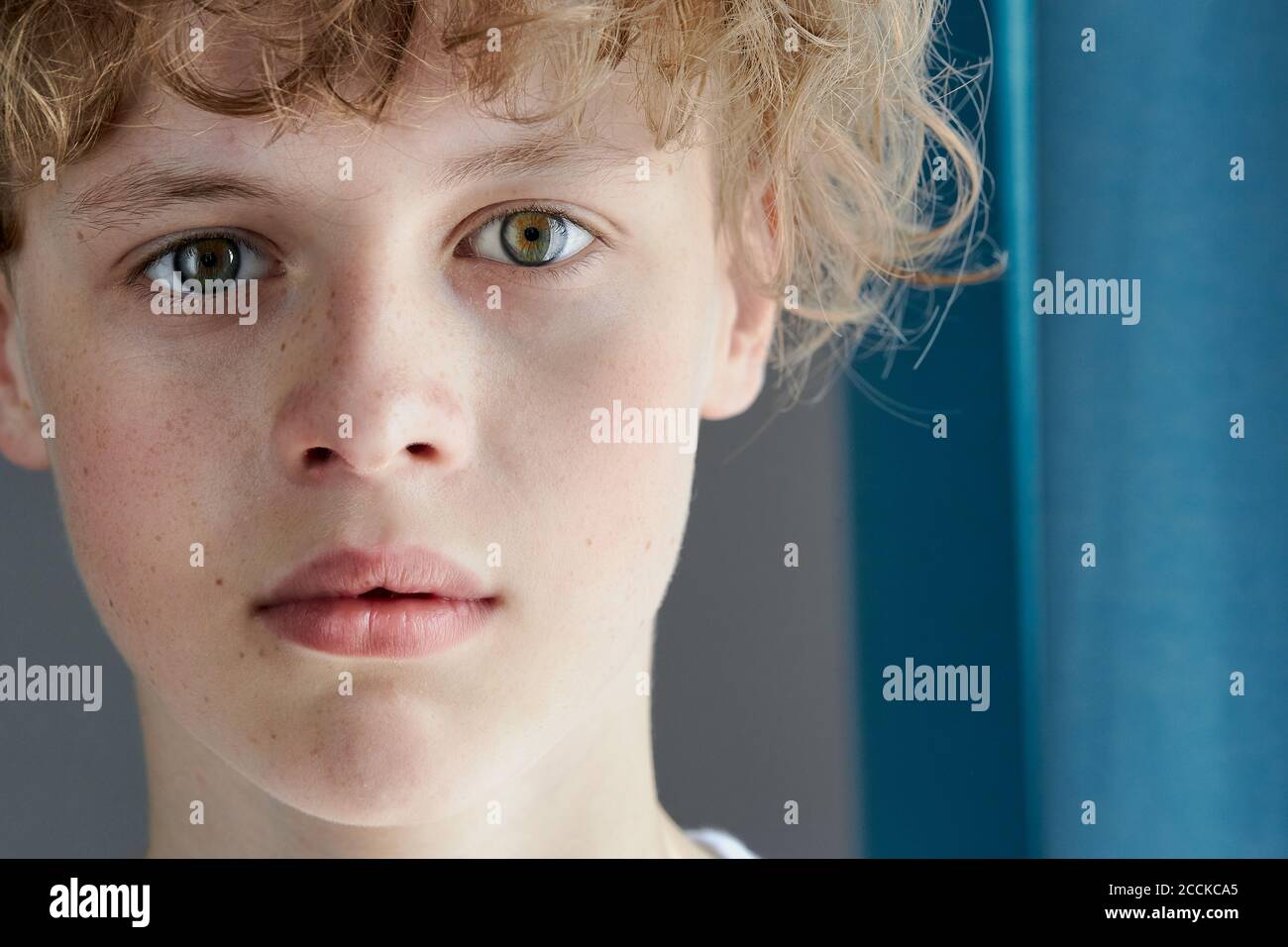 Nahaufnahme Porträt von Rotschopf Sommersprossen Teenager Junge mit betörenden Blick ...