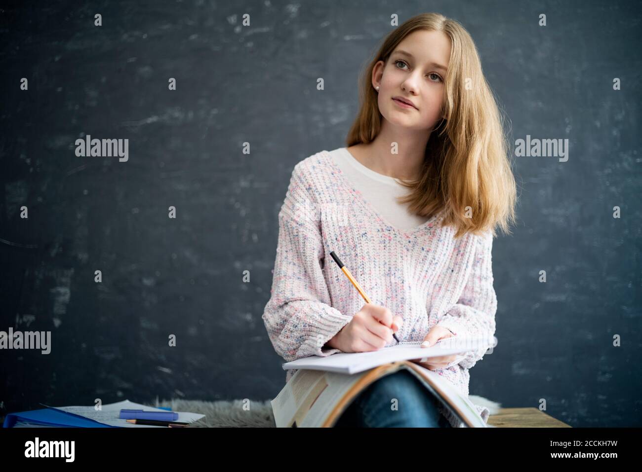 Schwarzes mädchen schreiben -Fotos und -Bildmaterial in hoher Auflösung – Alamy