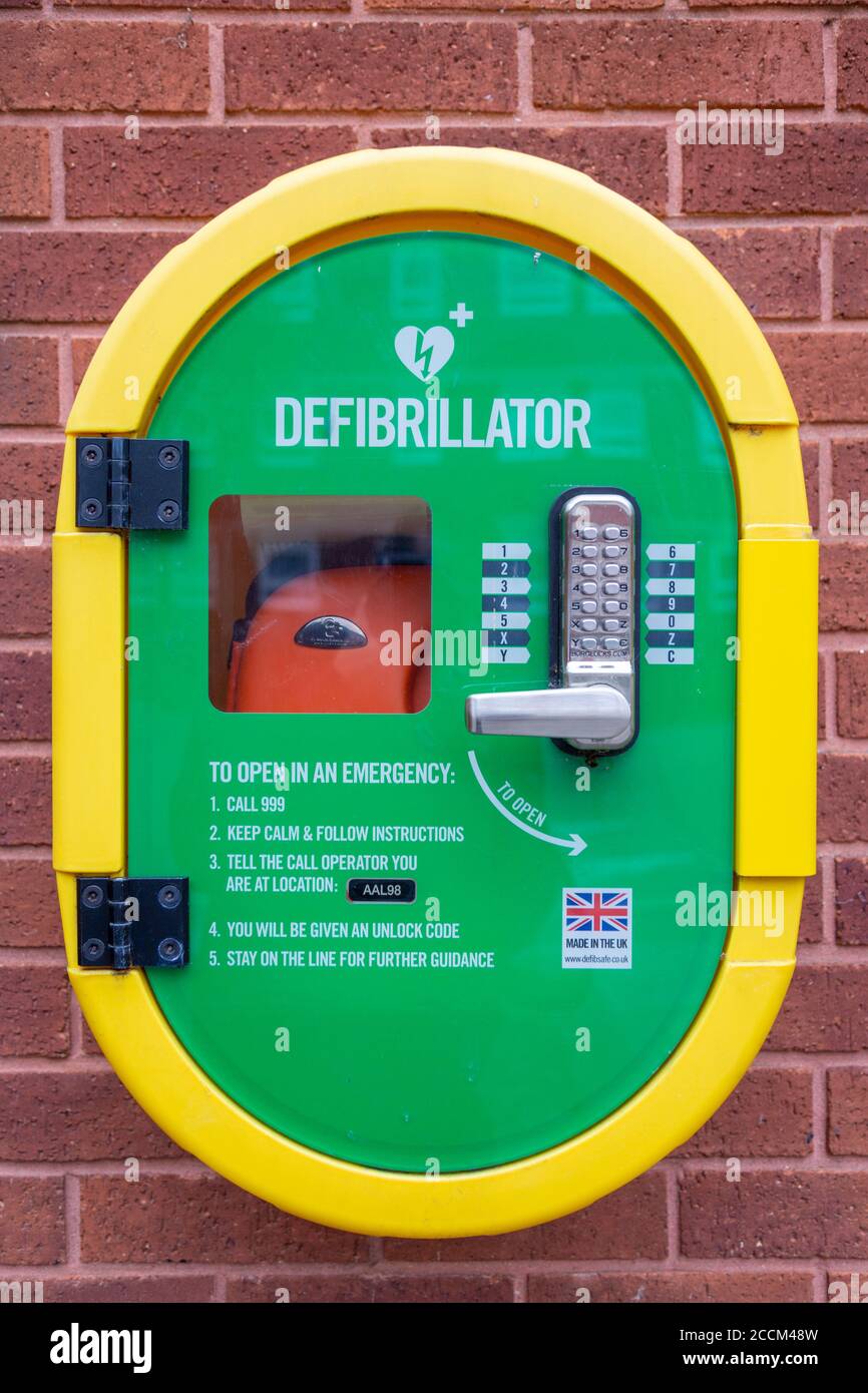 Defibrilator an einer wand -Fotos und -Bildmaterial in hoher Auflösung ...