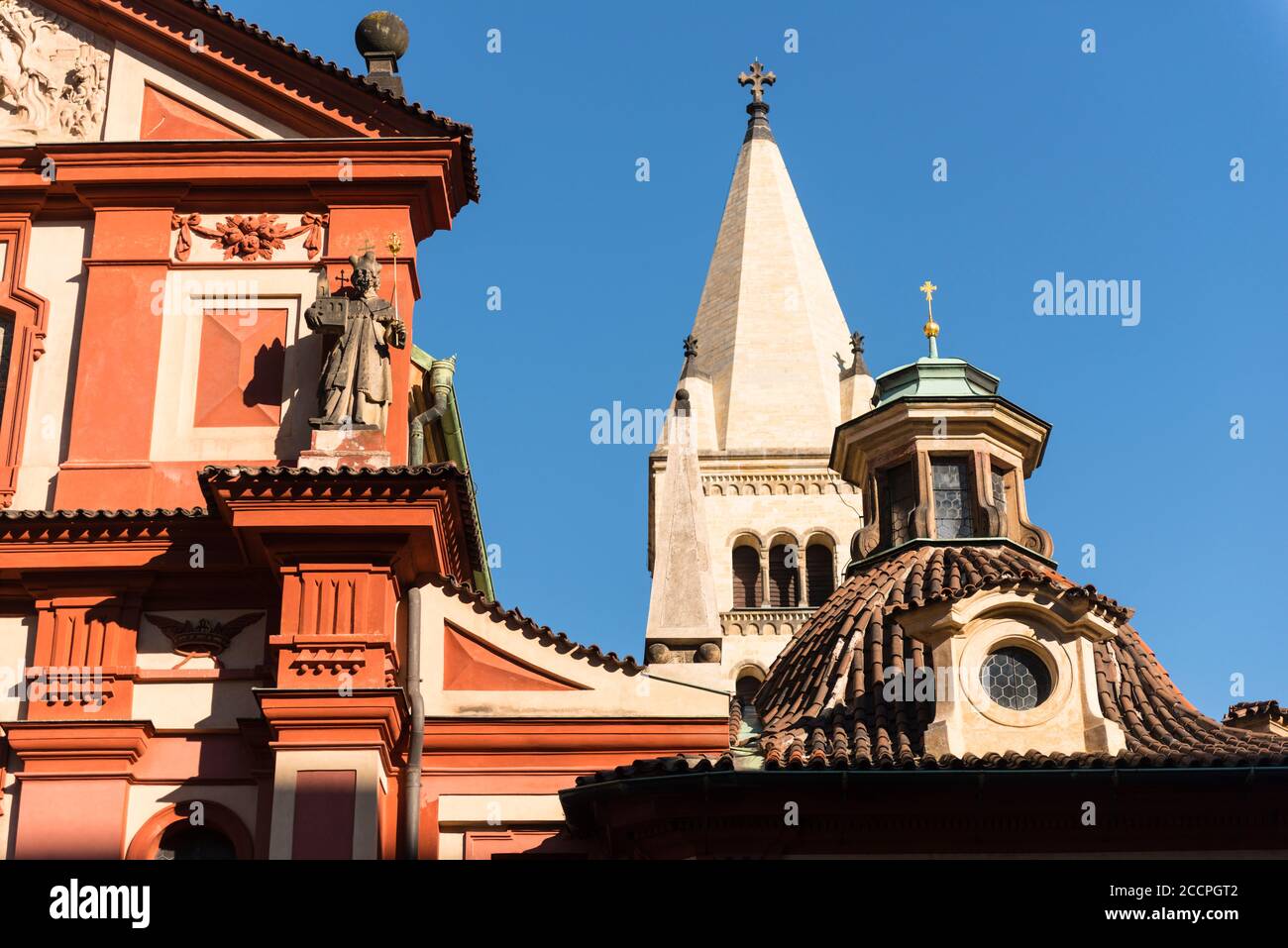Außenansicht St. George Basilika, Prazsky Hrad (Prager Burg), Hradcany, Prag. Tschechische ...