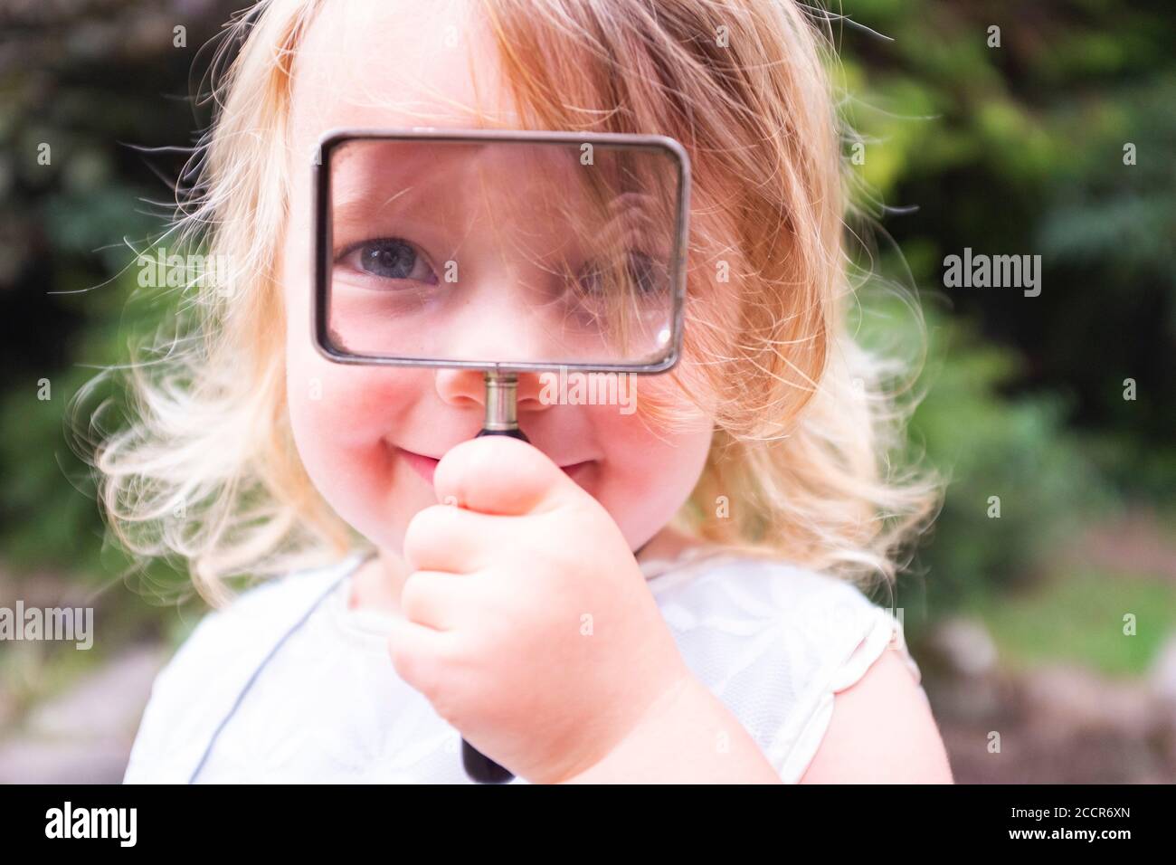 Kind mit lupe -Fotos und -Bildmaterial in hoher Auflösung – Alamy