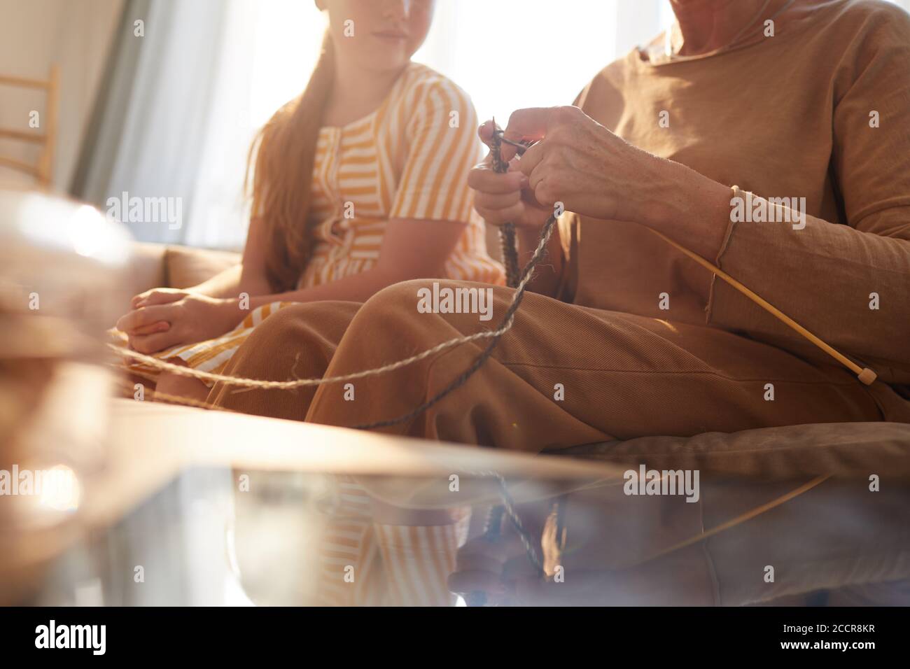 Reife frau zu hause stricken -Fotos und -Bildmaterial in hoher ...