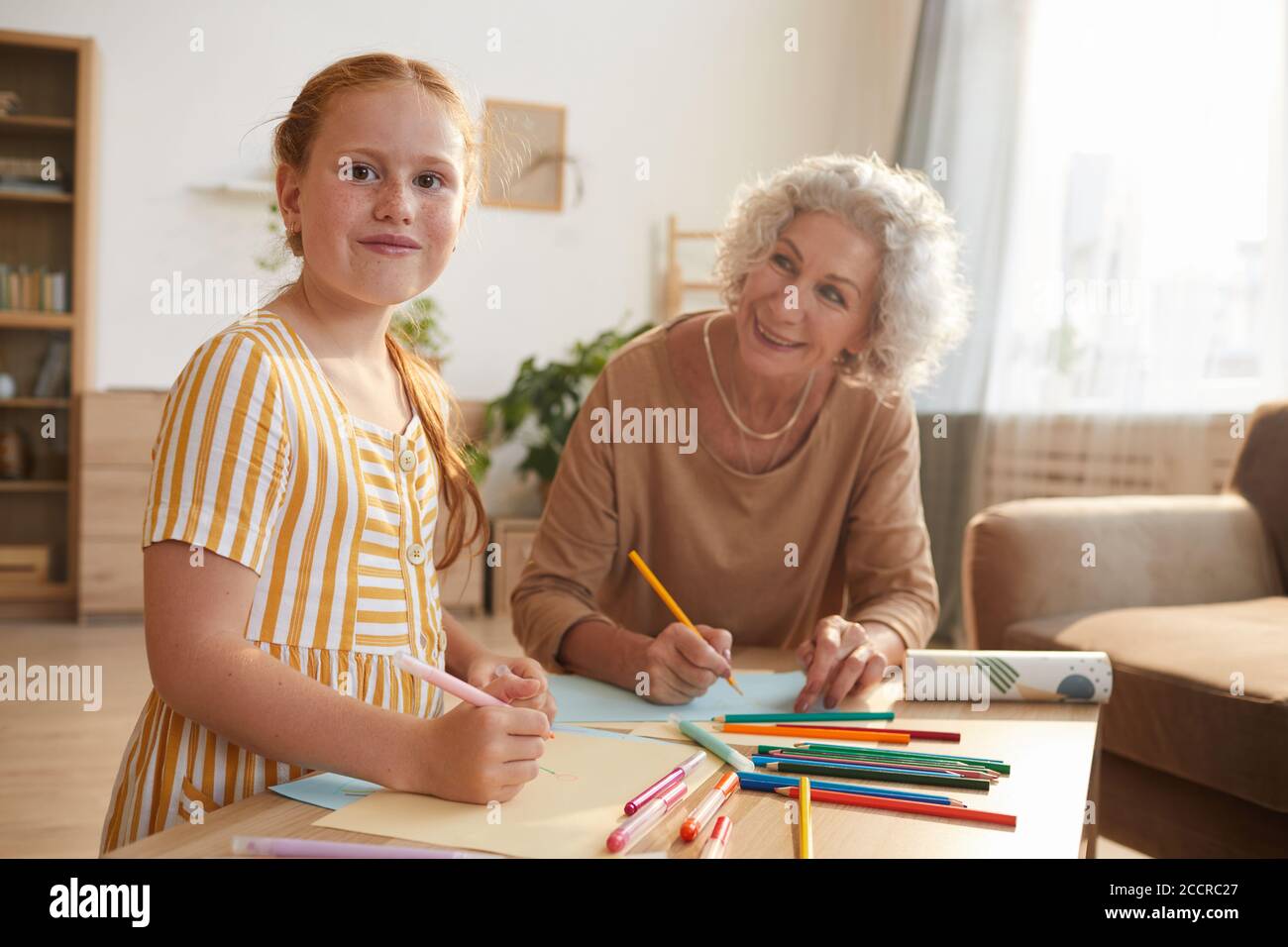 Oma zeichnen -Fotos und -Bildmaterial in hoher Auflösung – Alamy