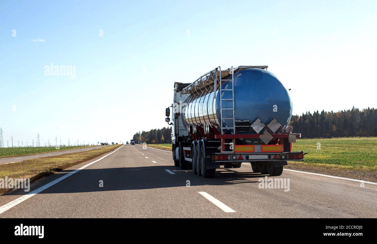 Tankwagen Transport von Schüttgut auf der Autobahn, Industrie. Konzept ... Tankwagen Transport von Schüttgut auf der Autobahn, Industrie. Konzept ...