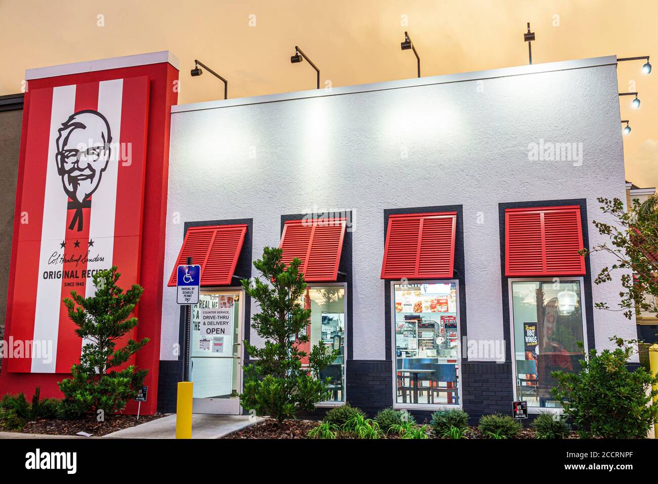 Kfc fried chicken restaurant fast food vor dem eingang -Fotos und ...