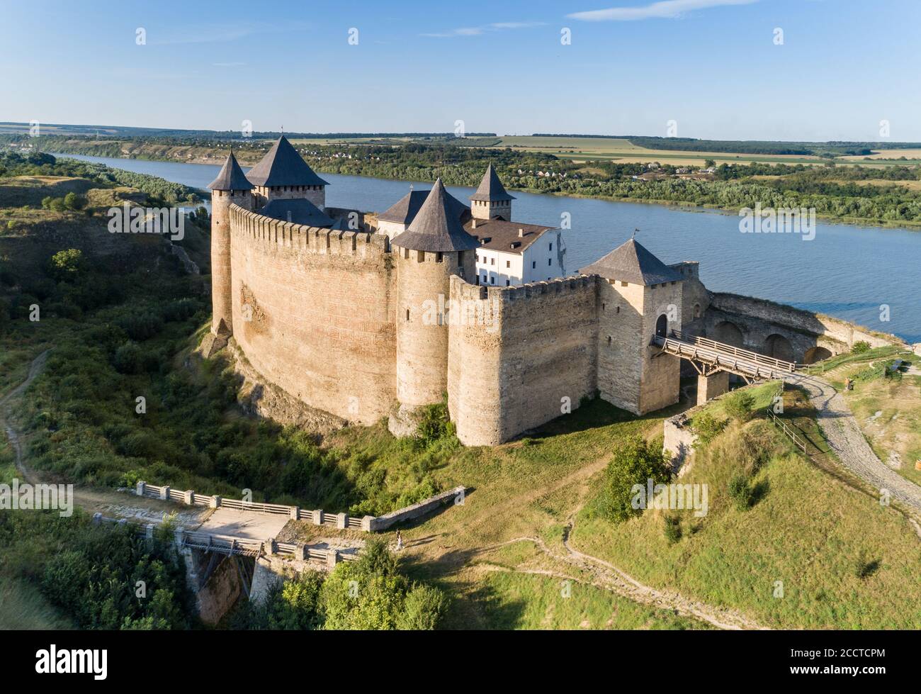 Luftaufnahme der mittelalterlichen Festung Khotyn auf einem Fluss ...