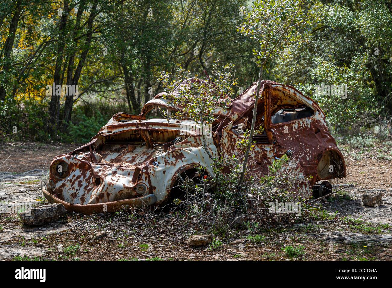 Ausgebranntes Autowrack in der Landschaft der Unione dei Comuni Amiata ...