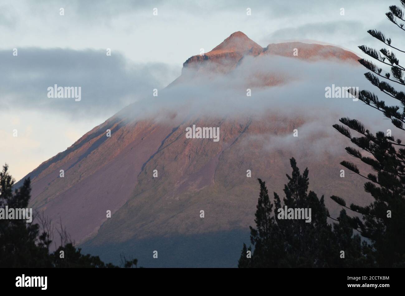 Der konische Vulkan Pico, der sich über seiner gleichnamigen Insel ...