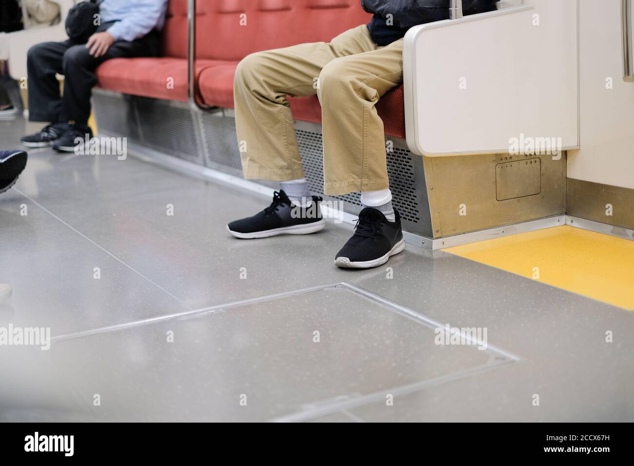 Schuhe auf dem sitz zug -Fotos und -Bildmaterial in hoher Auflösung – Alamy