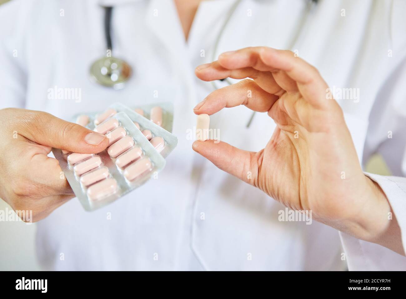 Medikamente halten -Fotos und -Bildmaterial in hoher Auflösung – Alamy