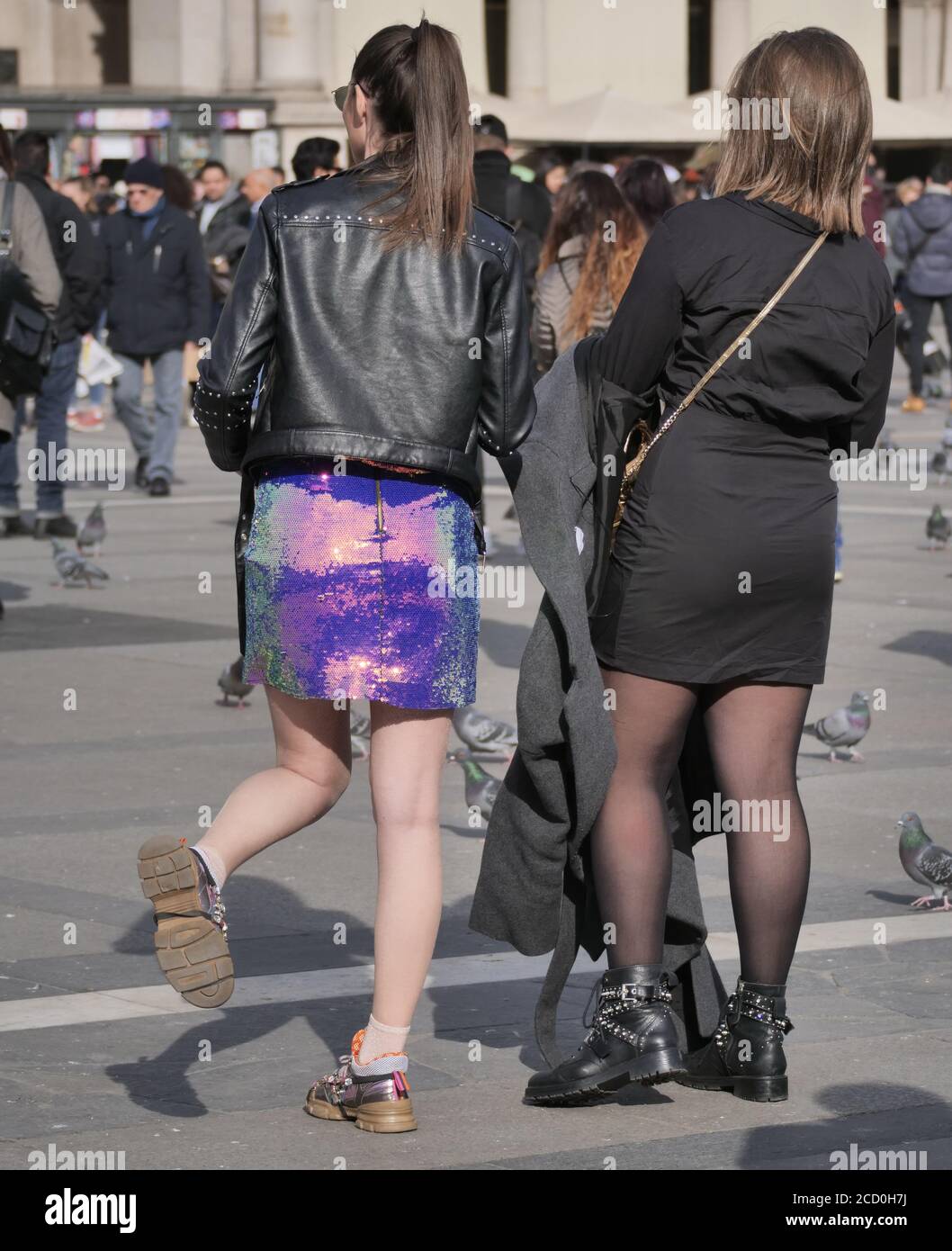 Frauen in Minirock und schwarzen Strumpfhosen Stockfotografie - Alamy