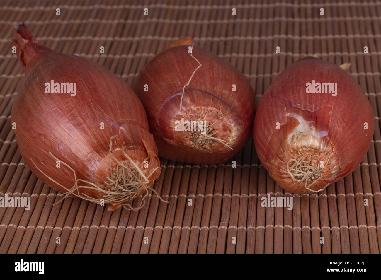 Drei schalotten -Fotos und -Bildmaterial in hoher Auflösung – Alamy