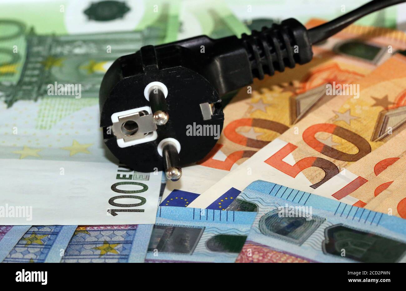 Symbolbild Stromkosten mit europäischen Banknoten Stockfotografie - Alamy