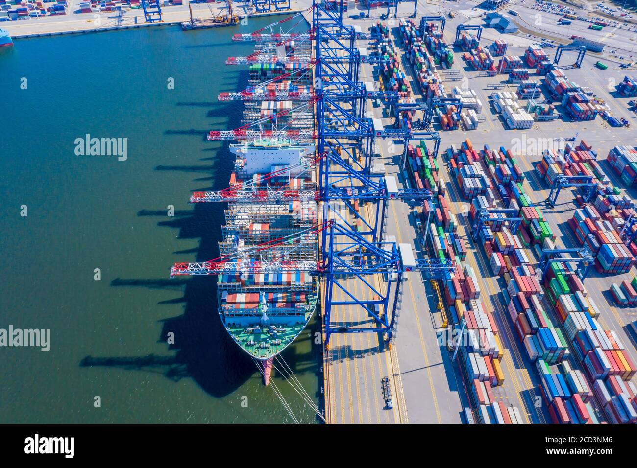 Containerschiff Verladung im Hafen mit Kran, Containerschiff mit ...