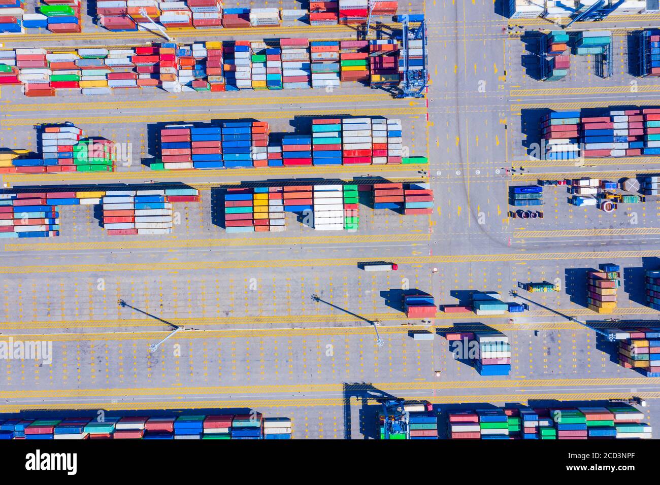 Containerschiff Verladung im Hafen mit Kran, Containerschiff mit ...