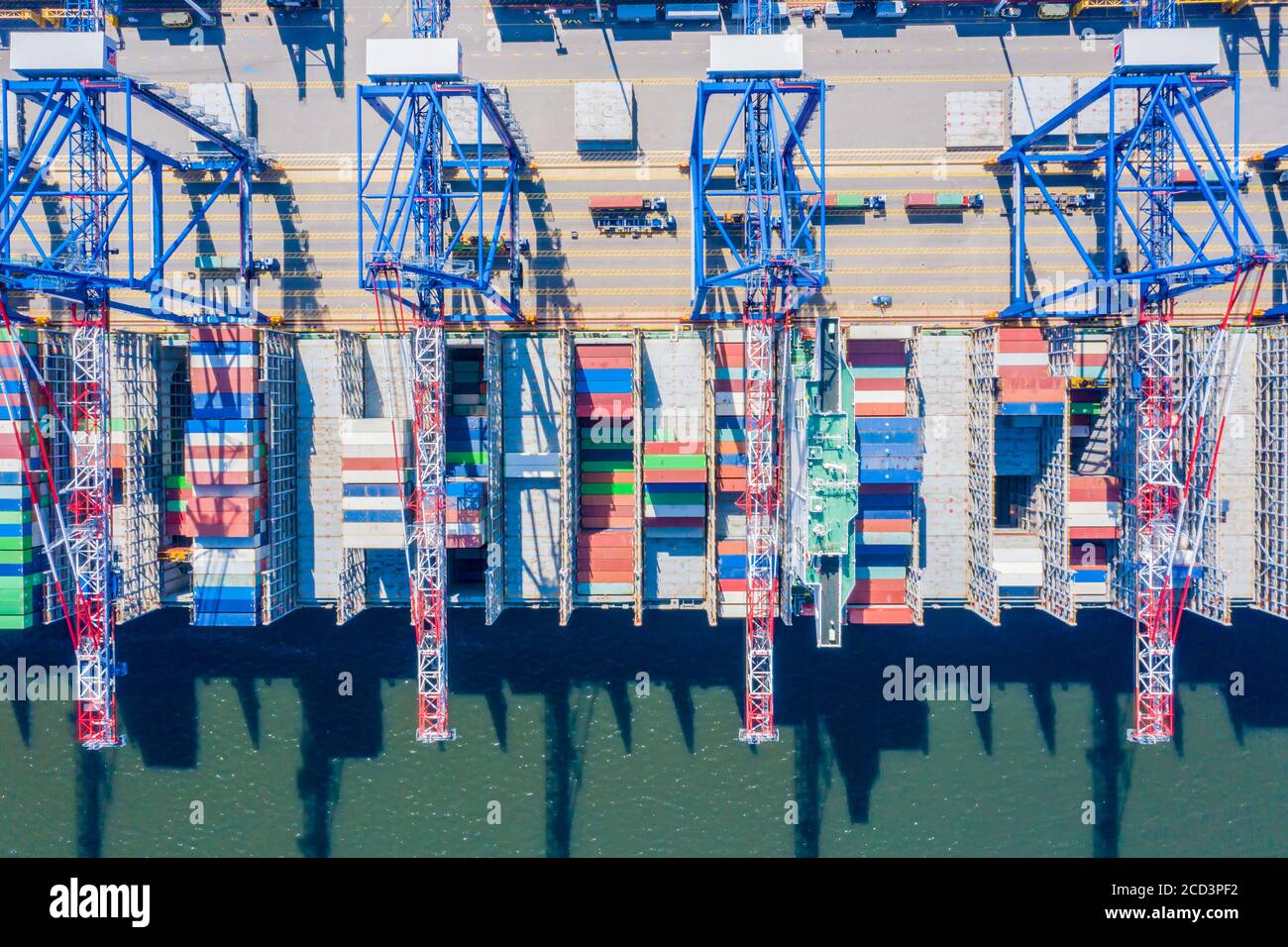 Containerschiff in Import Export und Logistik, Kran, Handel Hafen ...