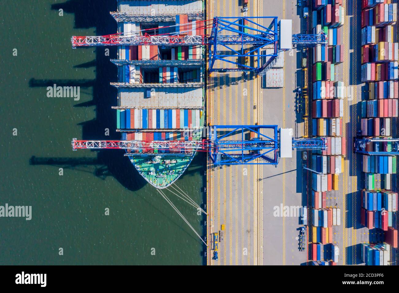 Containerschiff in Import Export und Logistik, Kran, Handel Hafen ...