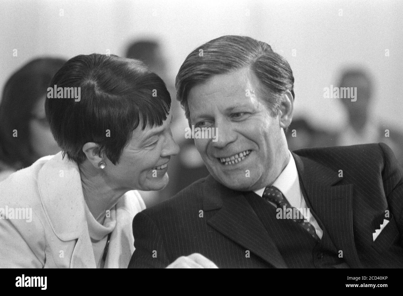 Helmut SCHMIDT, Deutschland, Politiker, SPD, sitzend mit seiner Frau ...