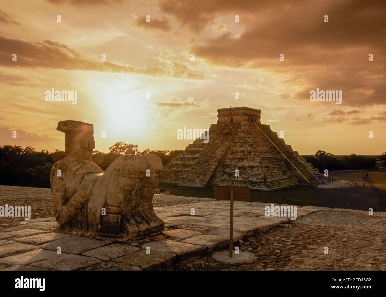 Chac mool statue at chichen itza -Fotos und -Bildmaterial in hoher ...
