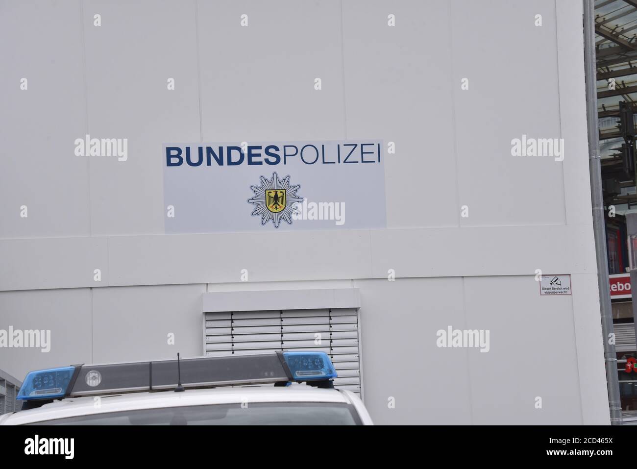 Köln, Deutschland. August 2020. Polizeinotruf-Fahrzeug vor dem Gebäude ...