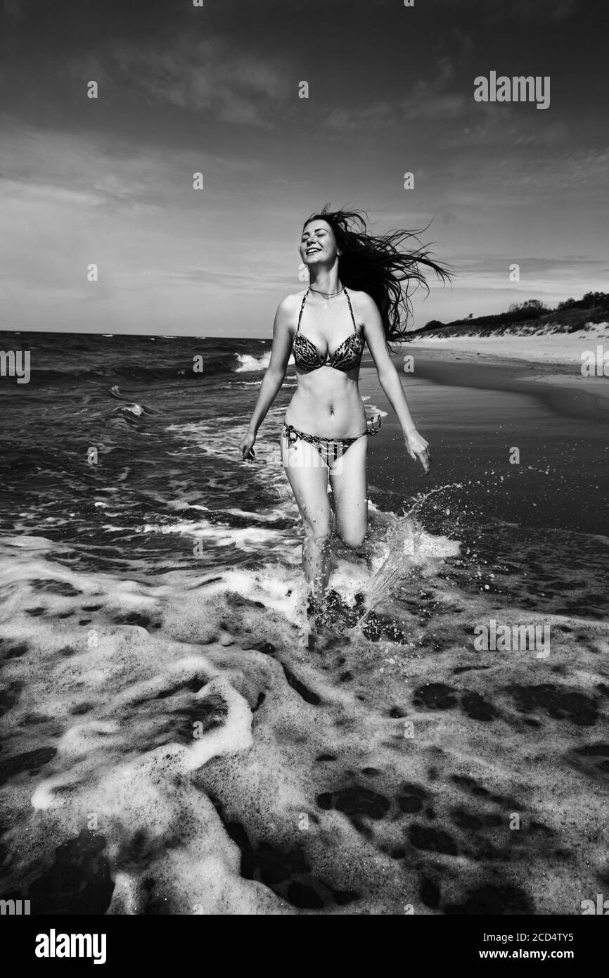 Mädchen Im Bikini Strand Schwarzweiß Stockfotos Und Bilder Alamy