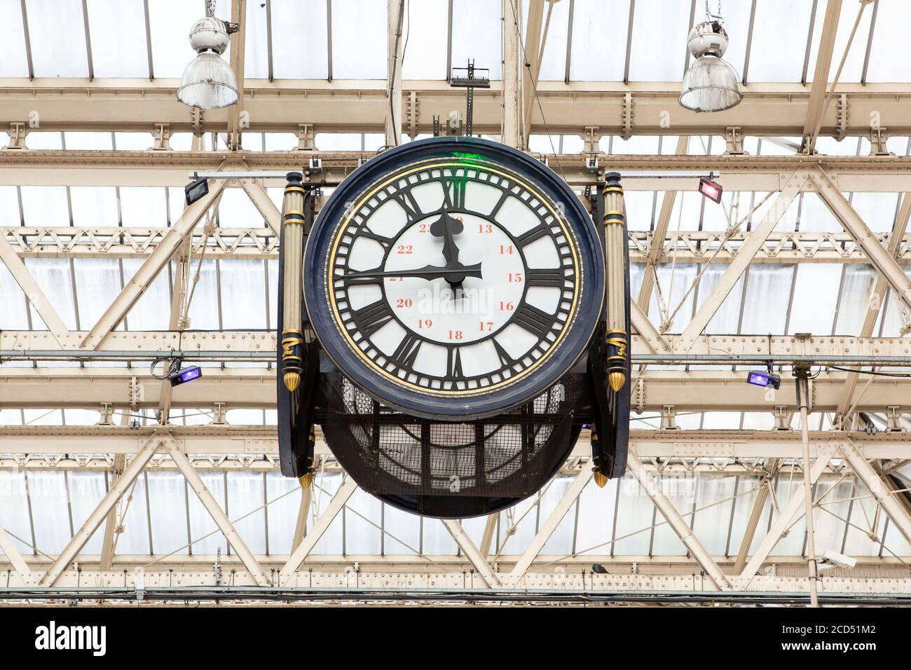Waterloo station uhr -Fotos und -Bildmaterial in hoher Auflösung – Alamy