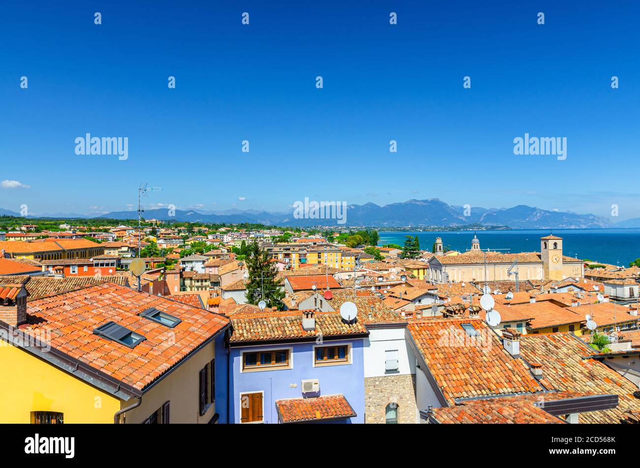 Luftpanorama von Desenzano del Garda Stadt mit Glockenturm der ...
