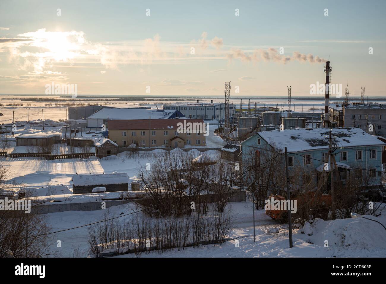 Gebäude und Schornsteine am Fluss (ob) Hafen, Salekhard, Yamalo-Nenzen ...
