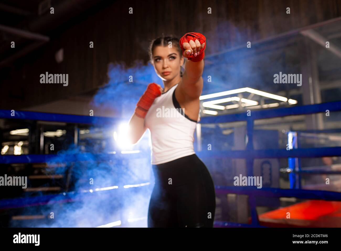 Girl ready fight red boxing -Fotos und -Bildmaterial in hoher Auflösung ...