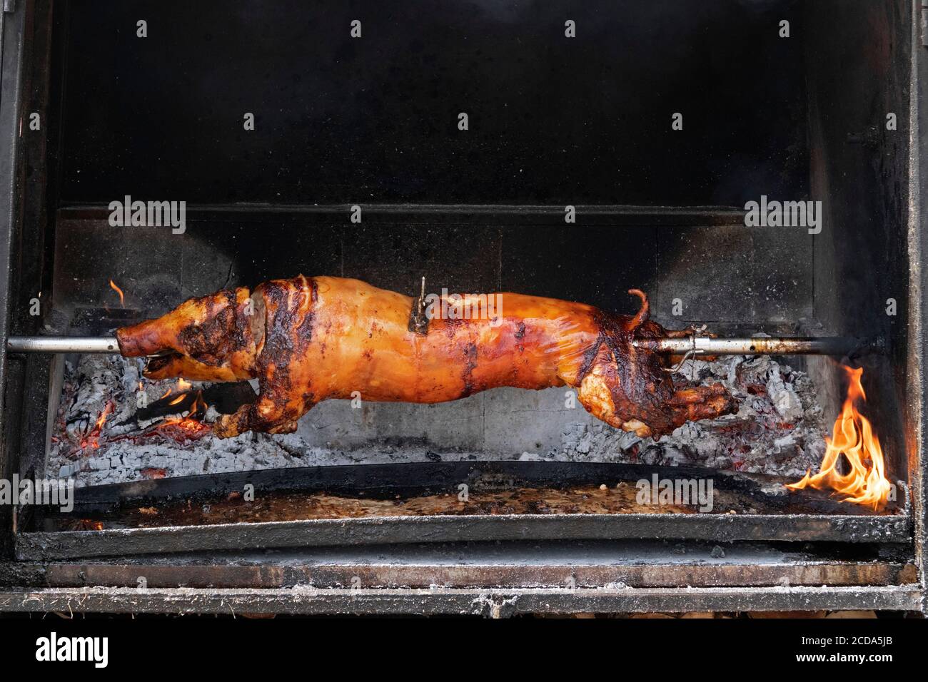 Gebratenes spanferkel -Fotos und -Bildmaterial in hoher Auflösung – Alamy