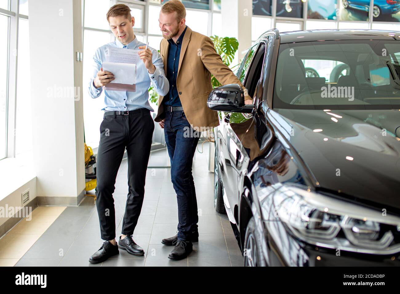 Leute, Die Sich Neue Autos Ansehen Stockfotos und -bilder Kaufen - Alamy