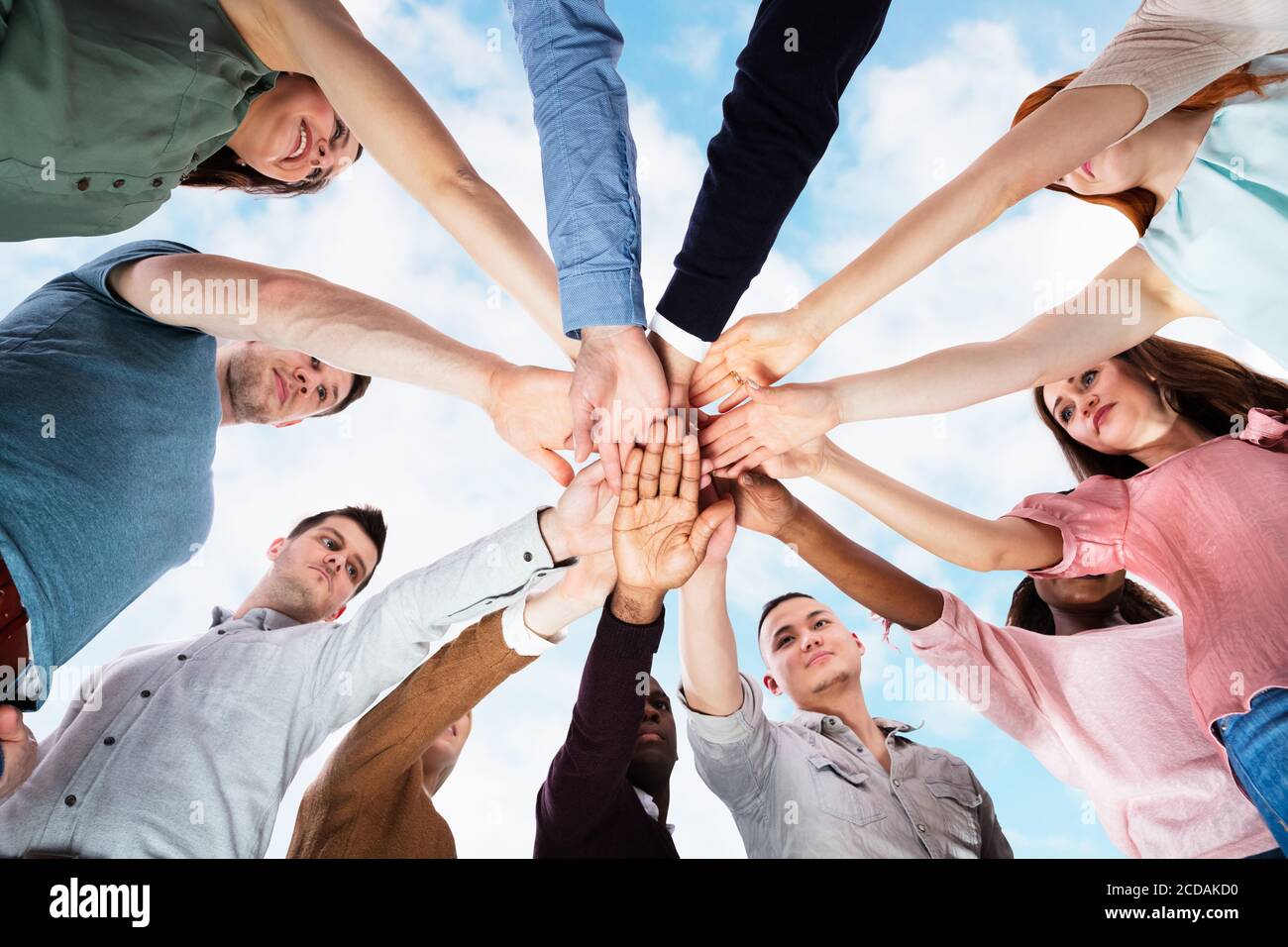 Team Spirit Business Huddle. Vielfalt Der Menschen. Gruppieren Sie Sich ...