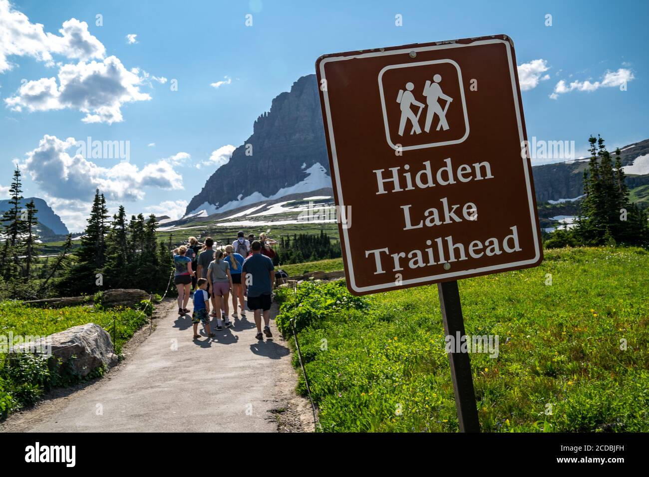 Montana, USA - 28. Juli 2020: Massen von Wanderern versammeln sich am Hidden Lake Trailhead ...